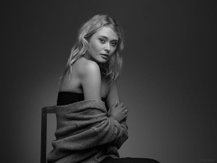 Master Female Poses For Portrait Photography - Expert Guide